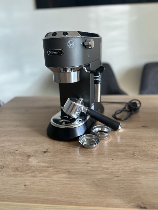 С остсваща гаранция!!! Кафемашина Delongi Dedica Style EC685.BK гр ...