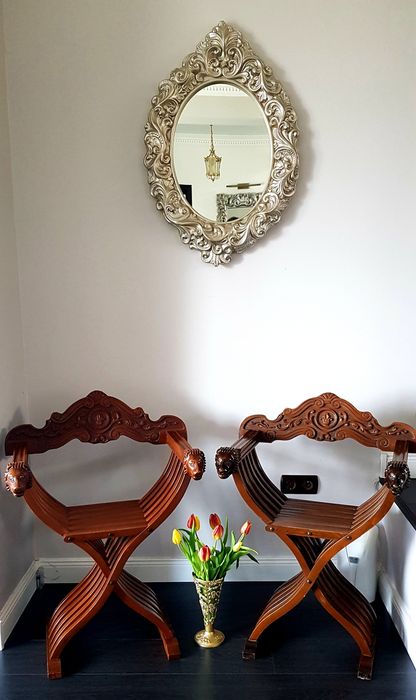 Scaune vechi ,,Savonarola" din lemn masiv Unirea • OLX.ro