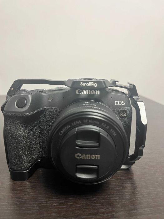 Canon R8 + Small rig Cage + Grip + 5 baterii Pitesti • OLX.ro
