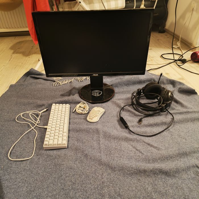 Unitate + monitor + altele Zarnesti • OLX.ro