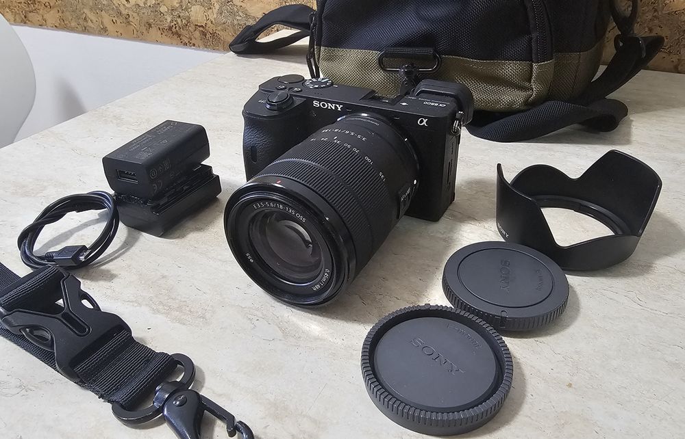 Sony Alpha A6600 + Obiectiv 18-135mm 2800 poze Arad • OLX.ro