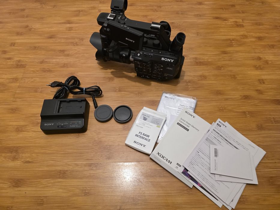 Camera profesionala SONY FS5 4K, kit Montura E ob 18-105 , RAW Upgrade ...