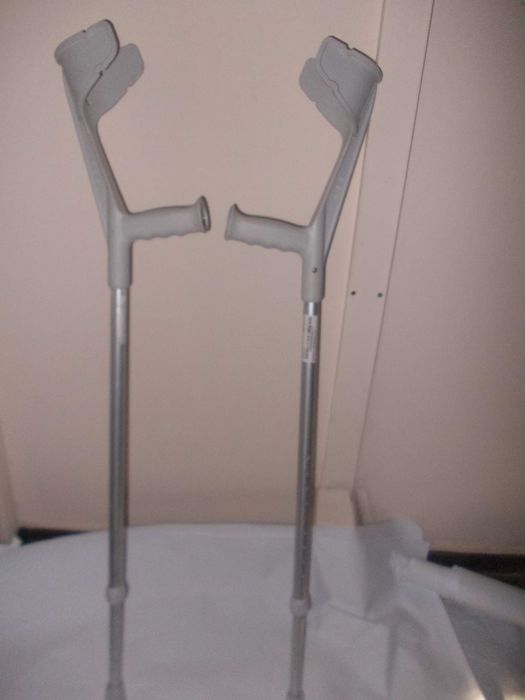 2 Carje antebrat ortopedice reglabile 50Lei perechea sau 25Lei o carja ...