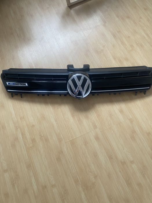 Grila originala bara fata centrala cu sigla, VW Golf 7 (5G) Bucuresti Sectorul 4 • OLX.ro