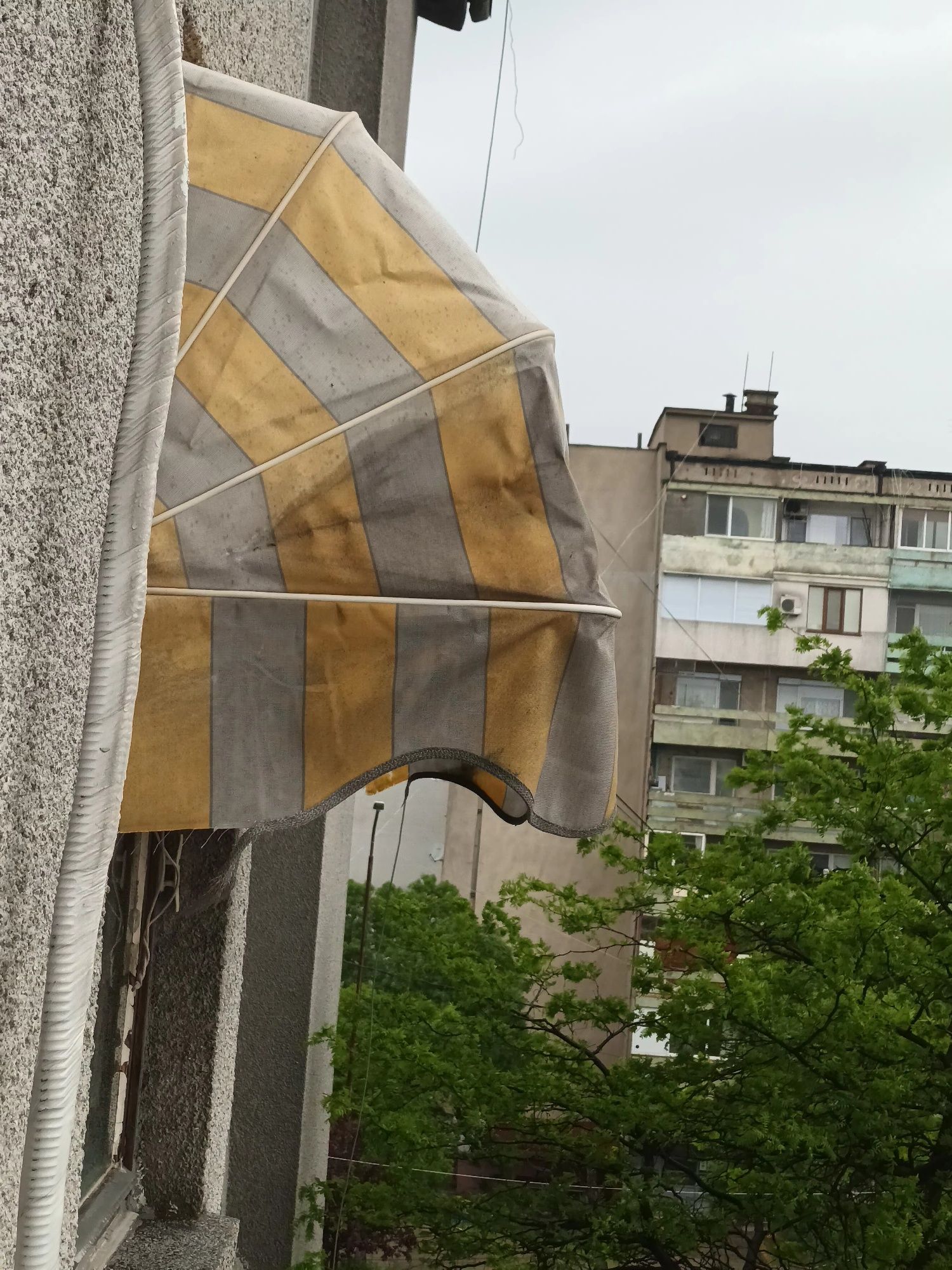 Тенти тип чадър 2 бр. гр. Ямбол ОУ П. Р. Славейков • OLX.bg