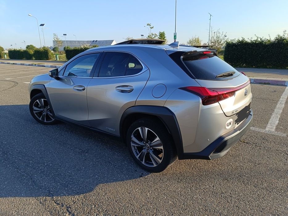Lexus UX 250H hibrid mot și asigurare expirate, 5000 € neg. Ploiesti ...