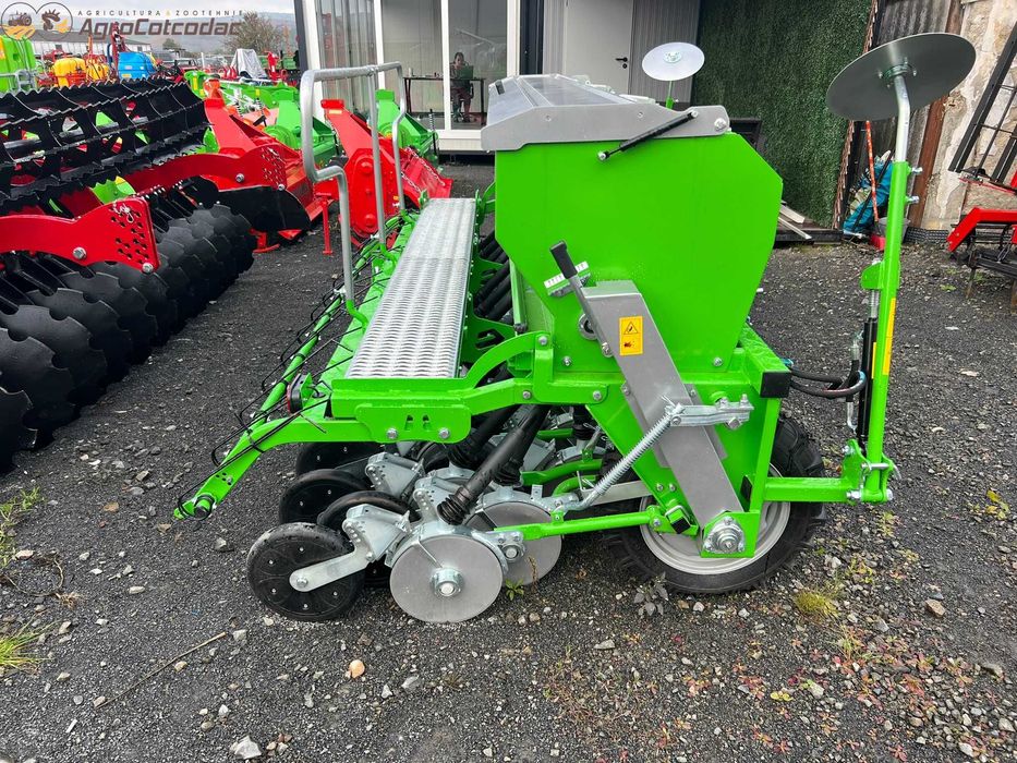 Semanatoare de paioase cu dublu disc + roti de tasare Gilau • OLX.ro