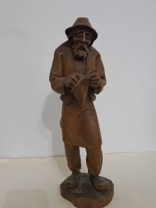 Statueta vintage cu un batranel Stefanesti • OLX.ro