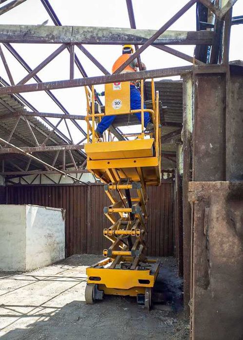 Inchiriez Nacela Electrica Tip Foarfeca 8-10-12m. Nacele Articulate. Constanta • OLX.ro