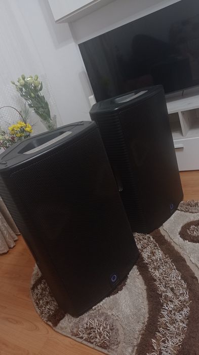 Vând 2 boxe active Turbosound Milan M15 Targoviste • OLX.ro