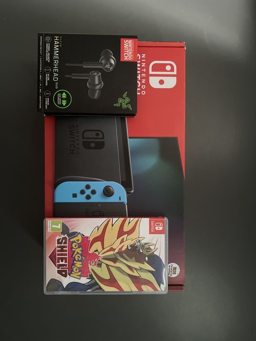 Nintendo Switch със слушалки Razer Hammerhead Duo и игра PokemonShield ...
