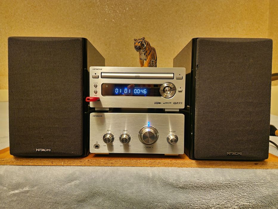 Hitachi AX-M649E. O bijuterie audio de mare rafinament. Sunet de vis ...