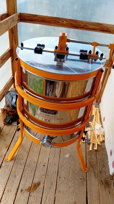 Vând pavilion apicol cu 24 stupi pe 12 rame Tataranu • OLX.ro