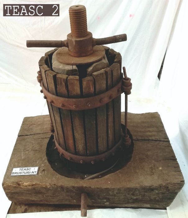 Teasc / presa / zdrobitor struguri, foarte vechi, functionabil! Targu ...