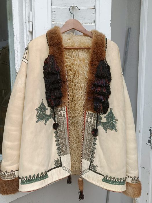 Cojoc femeiesc de colecție Mãrginimea Sibiului-Jina Sibiu • OLX.ro