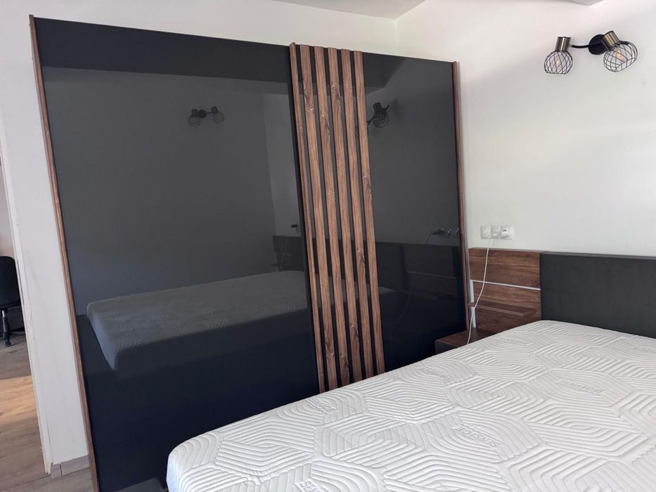 Vând mobilă pentru dormitor Mobexpert ; dulap, pat, noptiere, comodă ...