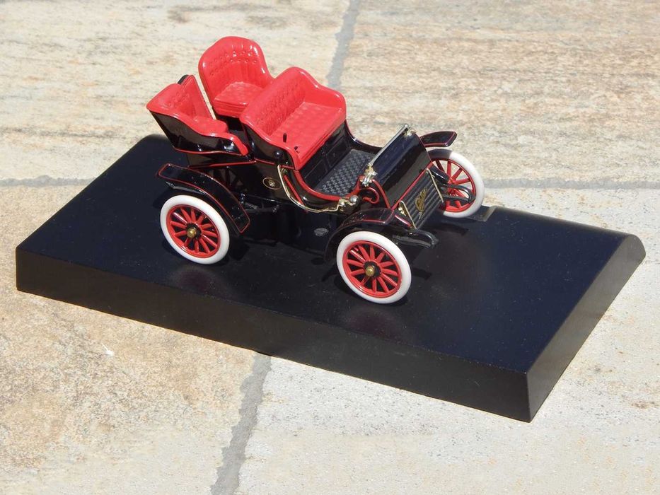 Macheta Cadillac Runabout 1903 scara 1:32 uzata cu postament Bucuresti ...