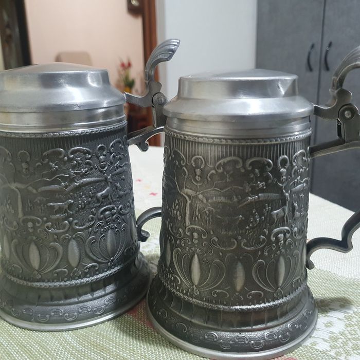 Doua halbe cu capac, din staniu , cu acelas motiv vanatoresc Oradea ...