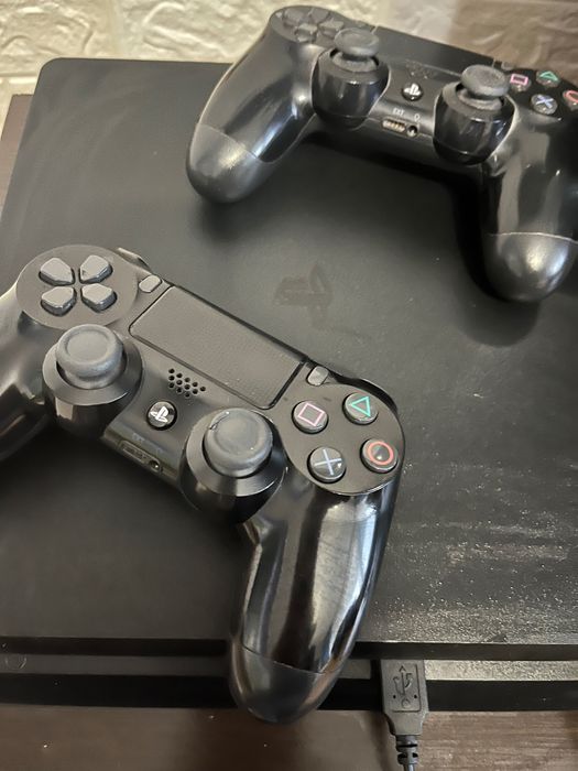 PlayStation 4 със 2 джойстика гр. Перник Христо Ботев • OLX.bg