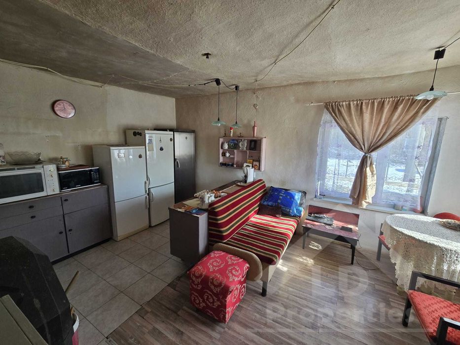 Едноетажна къща с голям двор в село в близост до Генерал Тошево гр ...