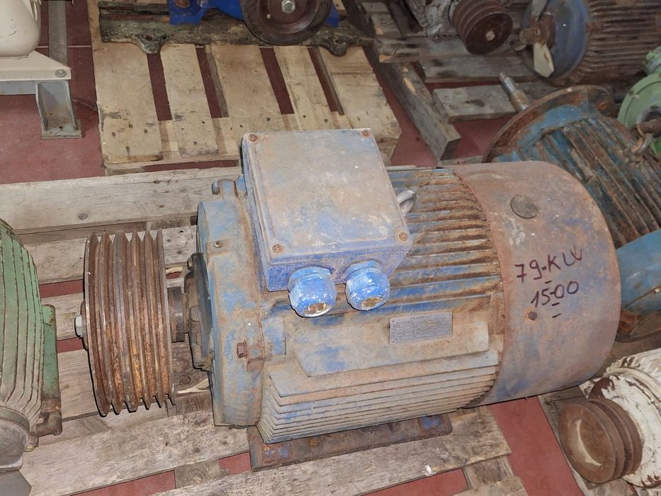 Vând motor trifazic Ciugud • OLX.ro