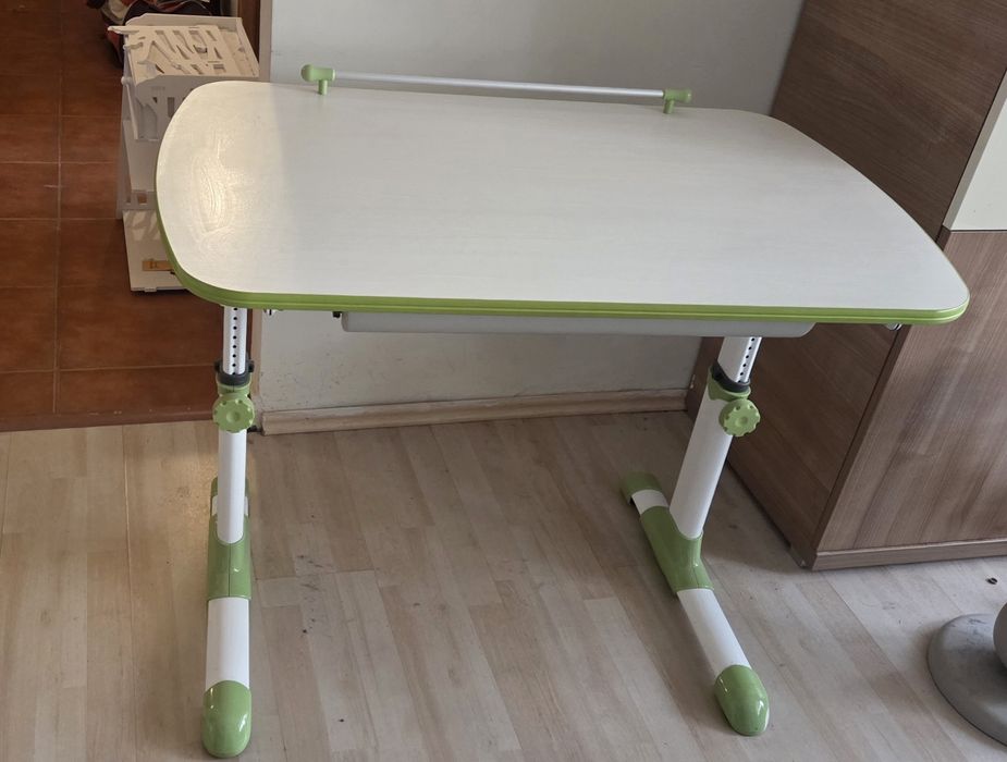 Birou copil ajustabil de la Mobexpert Bucuresti Sectorul 3 • OLX.ro