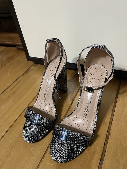 Дамски сандали с дебел ток Tendenz гр. Троян • OLX.bg