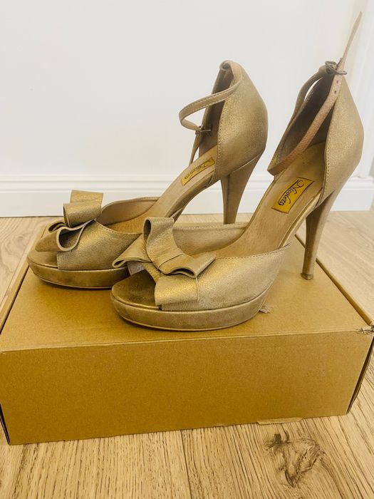 Sandale din piele, cu particule fine aurii, mărimea 37 Suceava • OLX.ro