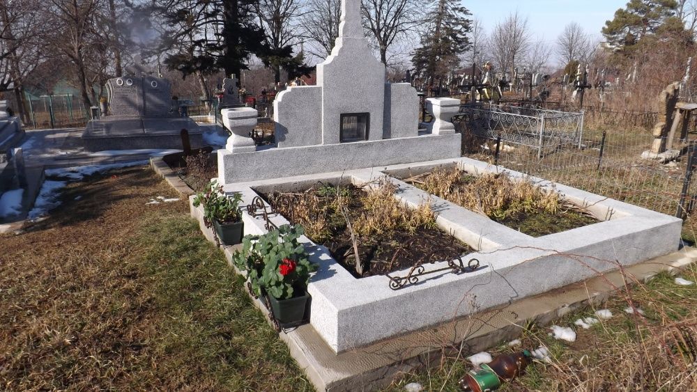 Suport Flori , jardiniere mormant , cavou , cripta , cimitir fier forj ...