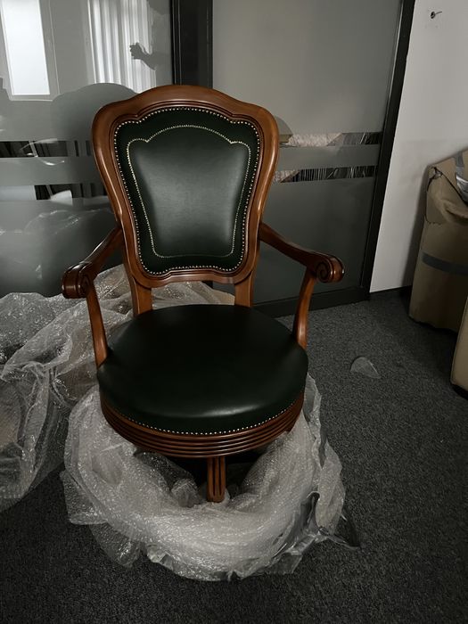 Scaun retro , Fotoliu bej din catifea, Masa, masuta de cafea cu roti ...