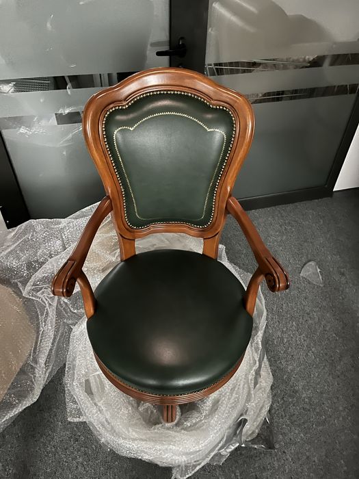 Scaun retro , Fotoliu bej din catifea, Masa, masuta de cafea cu roti ...