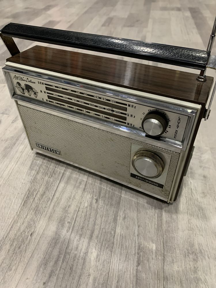 Транзистор , радио SANYO UNIVERSUM 1968 модел All Wave Deluxe 8U-605E ...