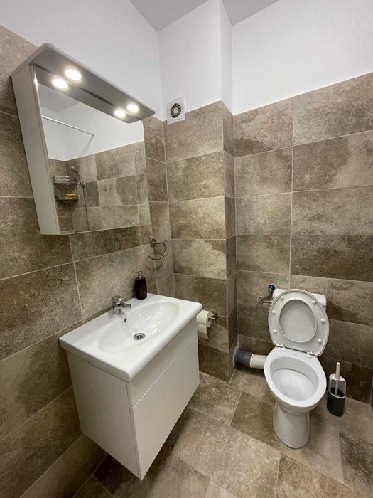 Inchiriez Garsoniera cu loc de parcare inclus pret 1650 roni !!! Rosu ...