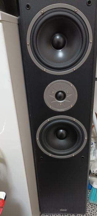 Stație cu 4 boxe merge foarte bine sunt aproape noi aduse din Germania ...