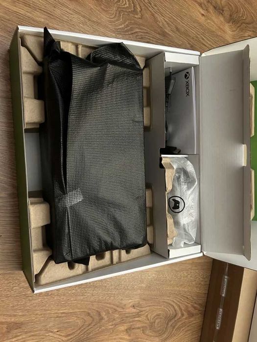 Продавам Xbox series s 1TB black с. Глухар • OLX.bg