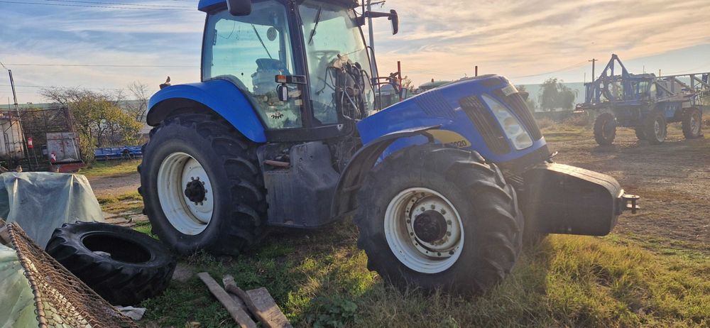 Vand tractor T8020, an fab.2009,cu motor defect.. Urdesti • OLX.ro