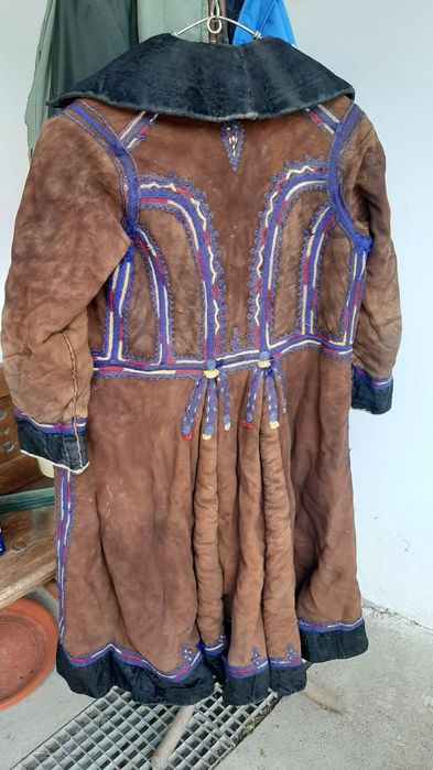 Cojoc vechi cu broderie Petrilova • OLX.ro