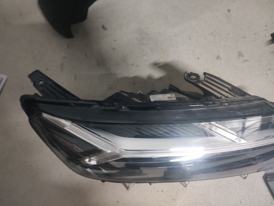 Bara fata, far dreapta, traversa, trager Sandero stepway 2021-2022 Bascov • OLX.ro