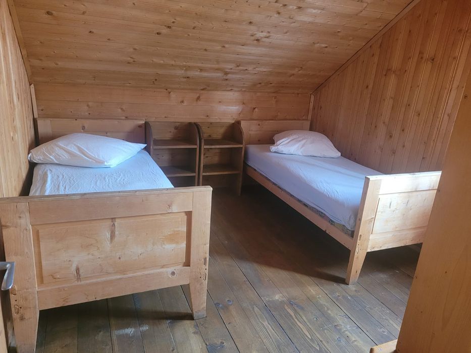 Cabană pe malul lacului Surduc Fardea • OLX.ro