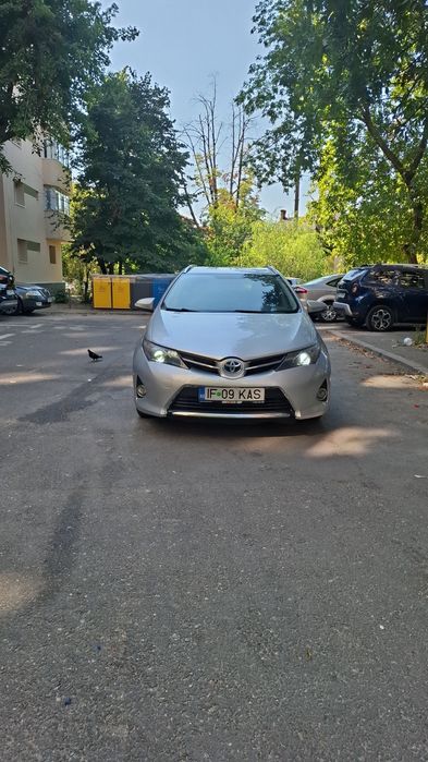 Auris 2014/ Hibryd mici defecte optice/6999 Bucuresti Sectorul 2 • OLX.ro