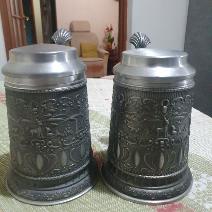 Doua halbe cu capac, din staniu , cu acelas motiv vanatoresc Oradea ...