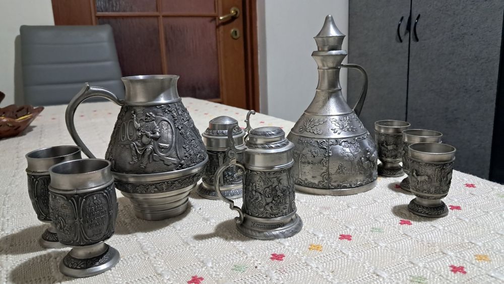 2Seturi din staniu carafa , doua pahare si doua halbe + set recipien ...