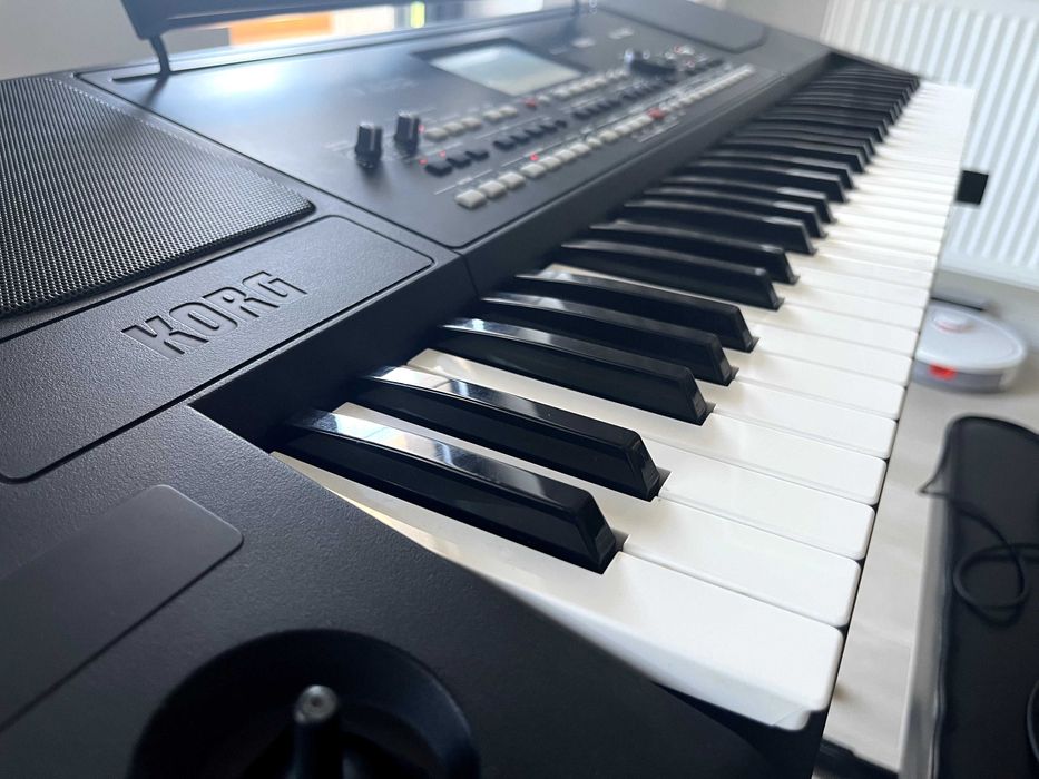 Korg PA300 + Geanta Korg + Husǎ + Stativ si Scaun OnStage + Cǎsti AT ...