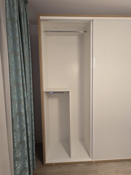 Dulap Mobexpert alb/ stejar Valea Lupului • OLX.ro