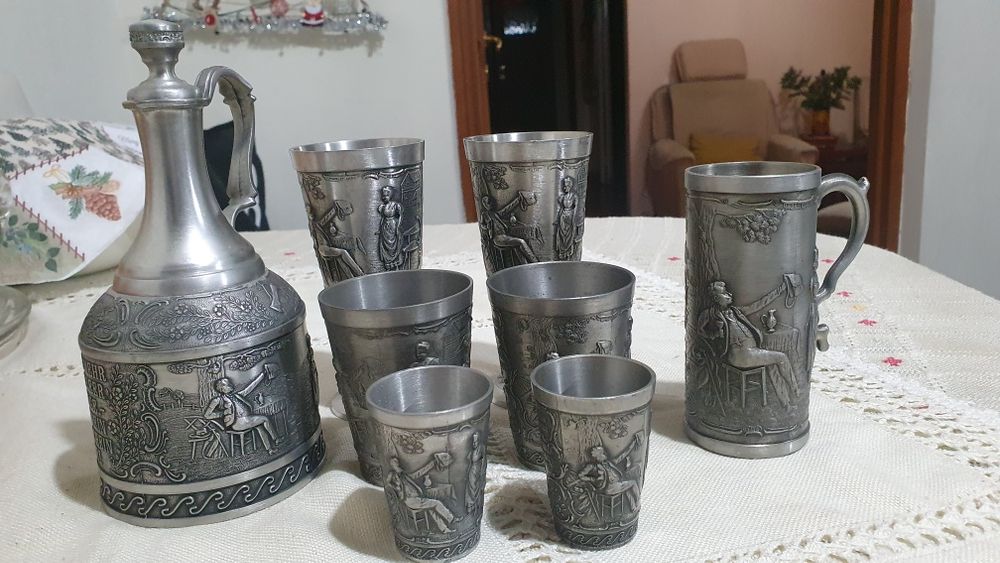 Recipient cu dop , 6 pahare si o cana , din staniu , cu acelas model ...