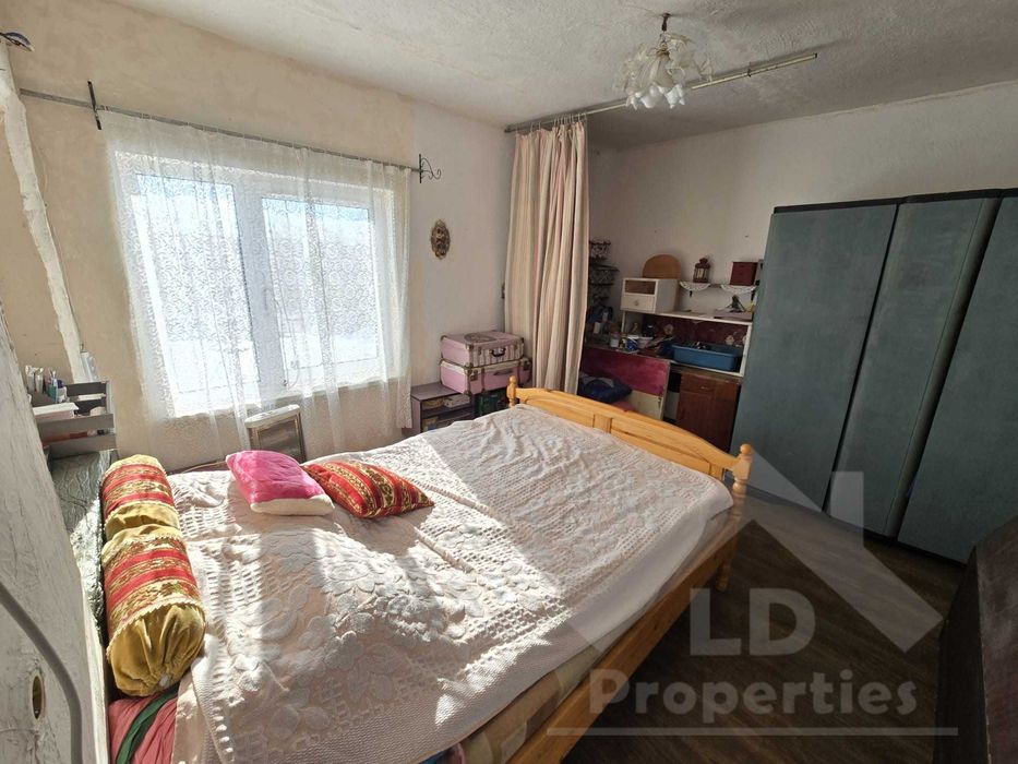 Едноетажна къща с голям двор в село в близост до Генерал Тошево гр ...