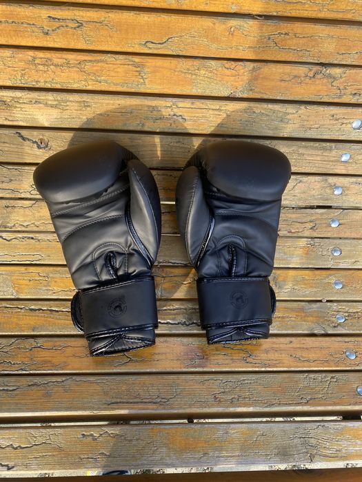 Manusi box/kickbox venum 12 oz Bontida • OLX.ro