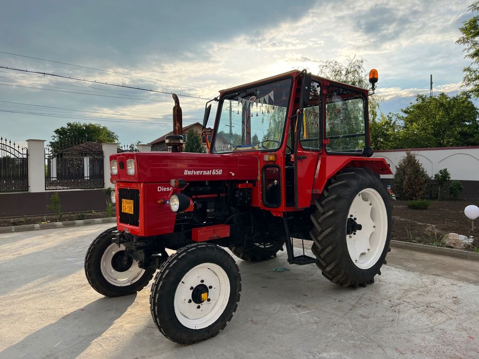Tractor Universal 650 U650 Podgoria • OLX.ro