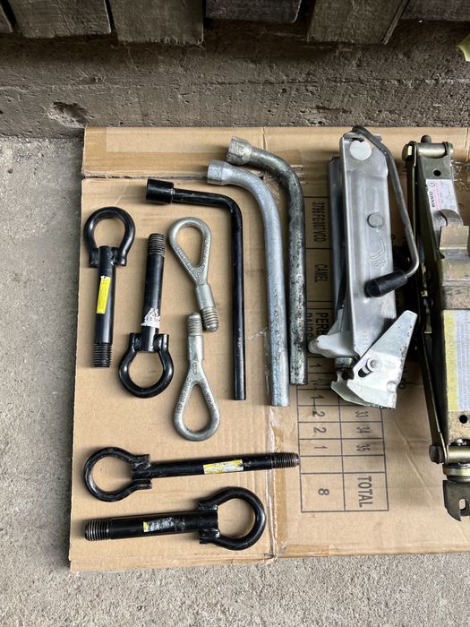 Vand cric/cheie roti/carlig Dacia Duster/Logan/Sandero/Mcv Pitesti • OLX.ro