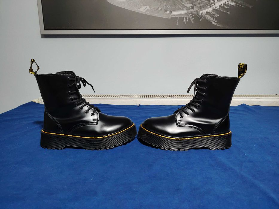 Dr. Martens ghete mărimea 41, interior 25,5 cm, defect in ultima poză ...